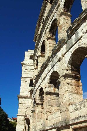 Greco-Roman - Difference between theatre and amphitheatre